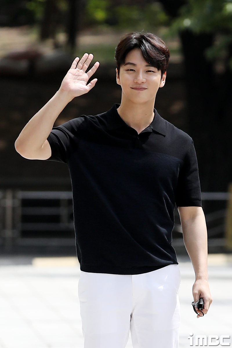 포토 윤시윤 상냥한 손인사