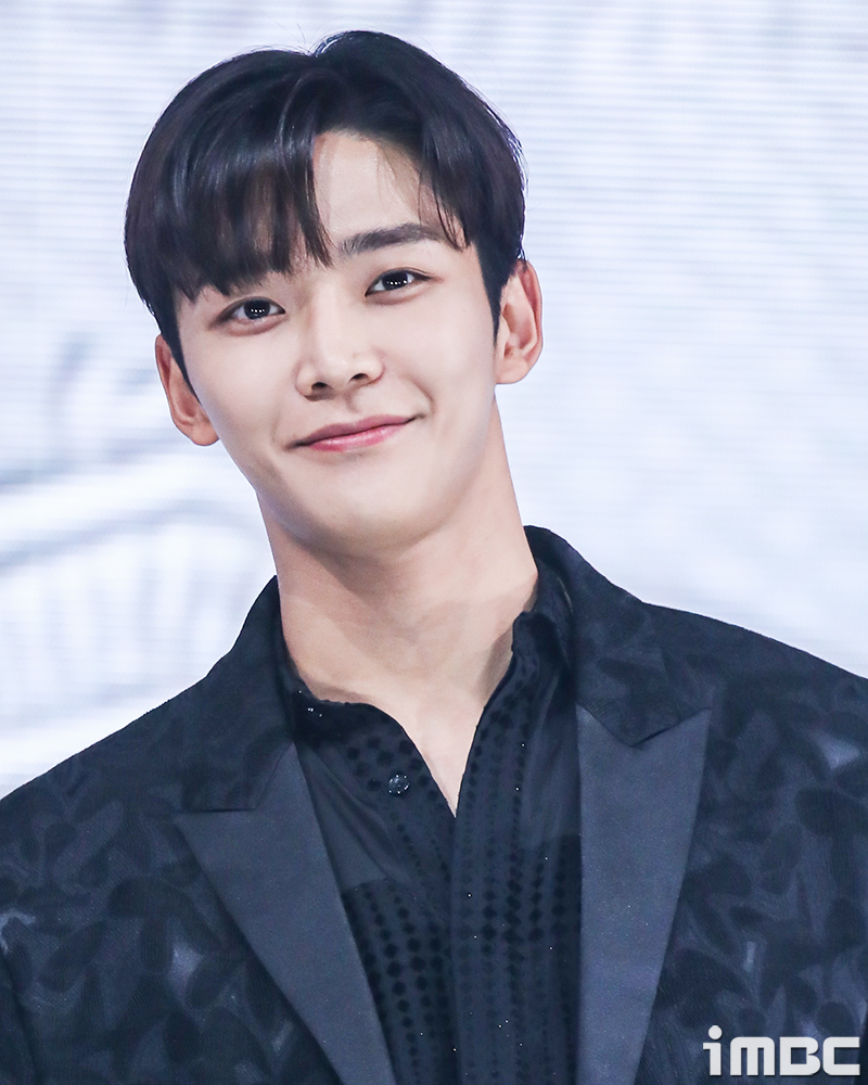 [포토] SF9 로운, '190cm 넘는 슈트핏'