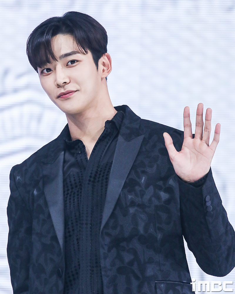 [포토] SF9 로운, '190cm 넘는 슈트핏'