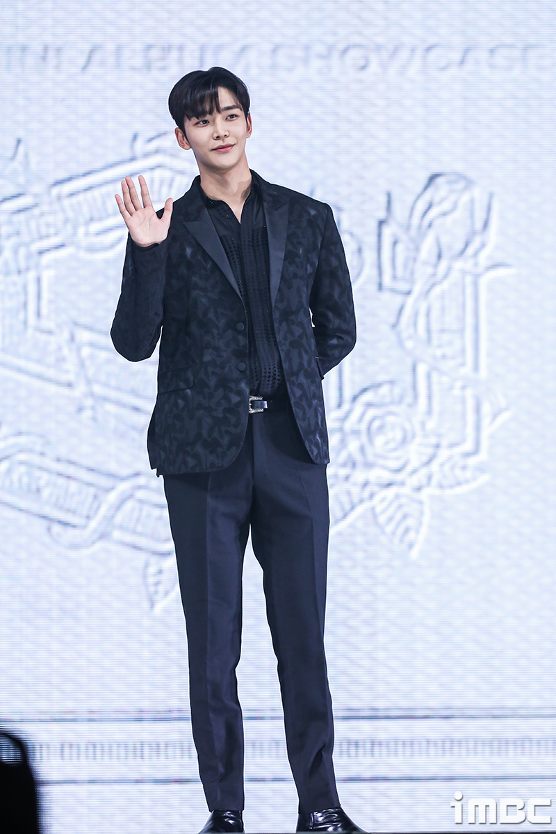 [포토] SF9 로운, '190cm 넘는 슈트핏'