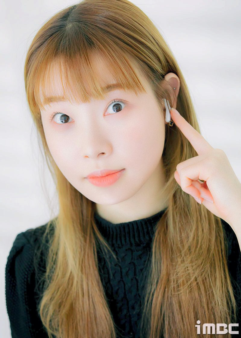 [움짤] 김아영, 일할 땐 '노이즈 캔슬링'