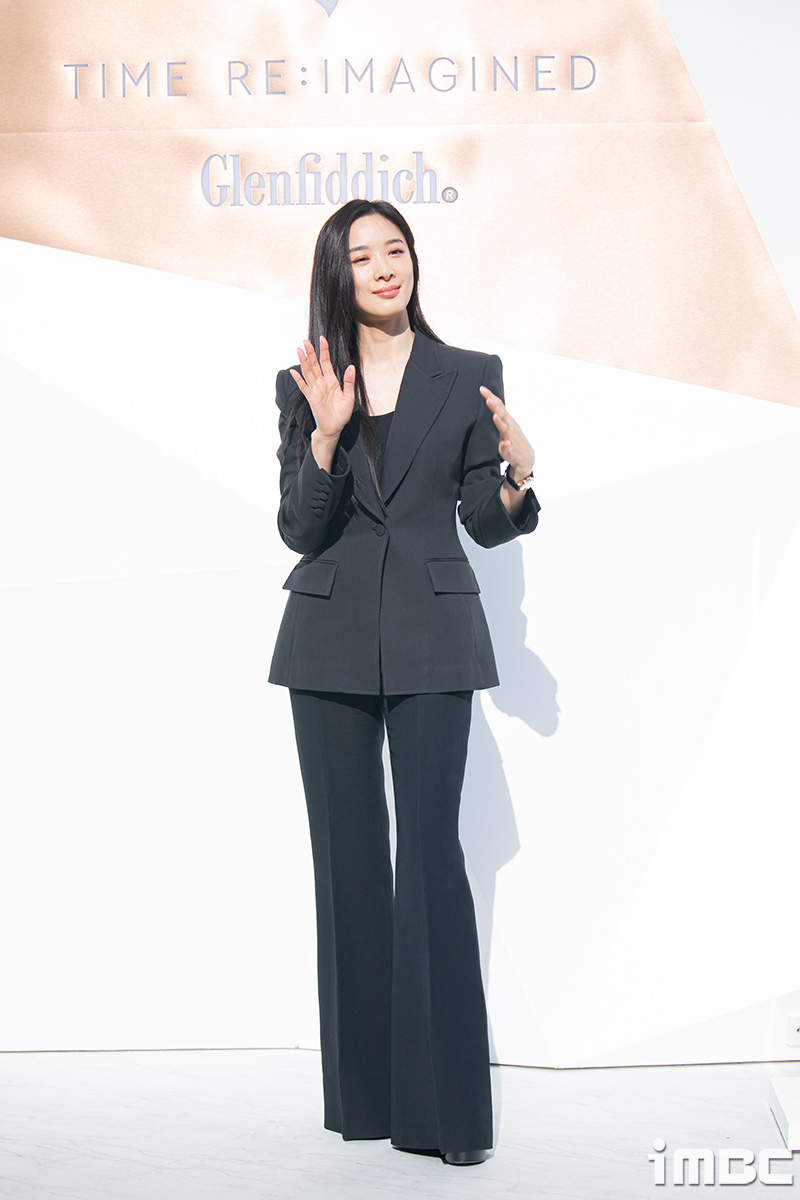 포토 이청아 왼손은 거들 뿐