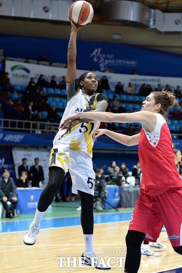 [WKBL] '브릴랜드 더블더블' 신한은행, KDB생명 제압 '홈 4연전 2승 2패'