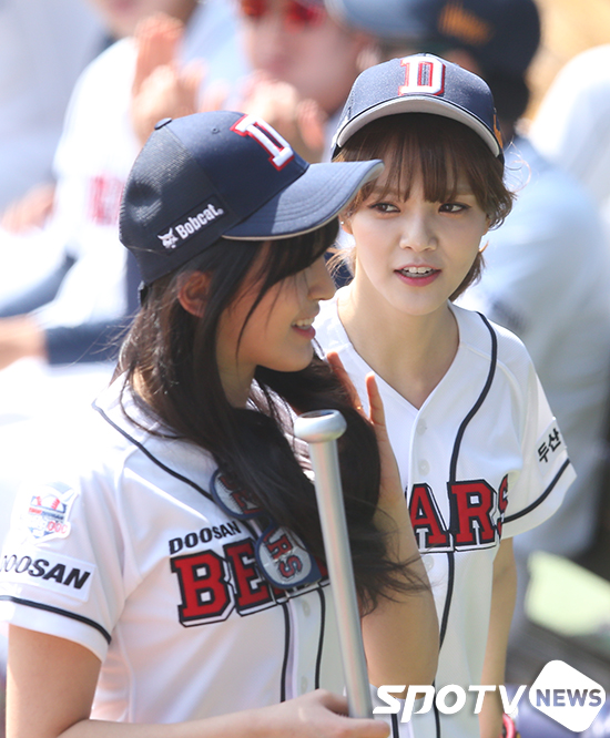 [포토S] AOA 지민-찬미 '시구시타 마치고 들어갑니다'