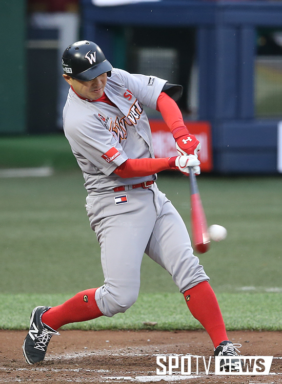 [포토S] 아쉬운 땅볼 날리는 SK 박진만