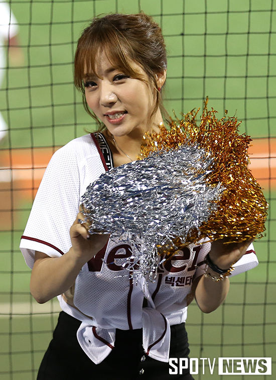 [포토S] 정순주 아나운서 '무대에 올란 상큼 응원전'