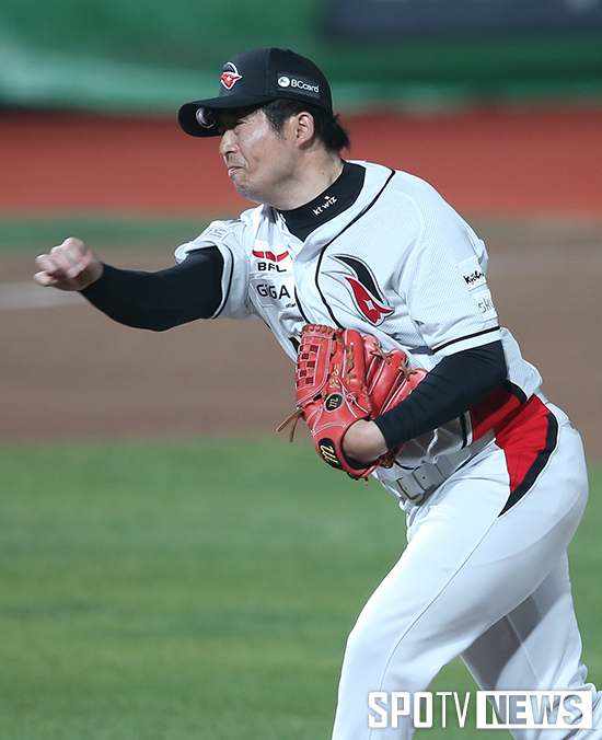 [포토S] 6회 마운드 오른 kt 김기표