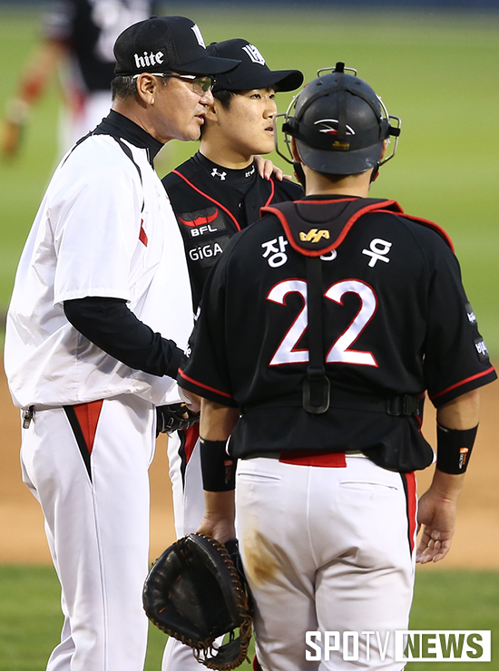 [포토S] 투수 정성곤 교체하는 정명원 코치
