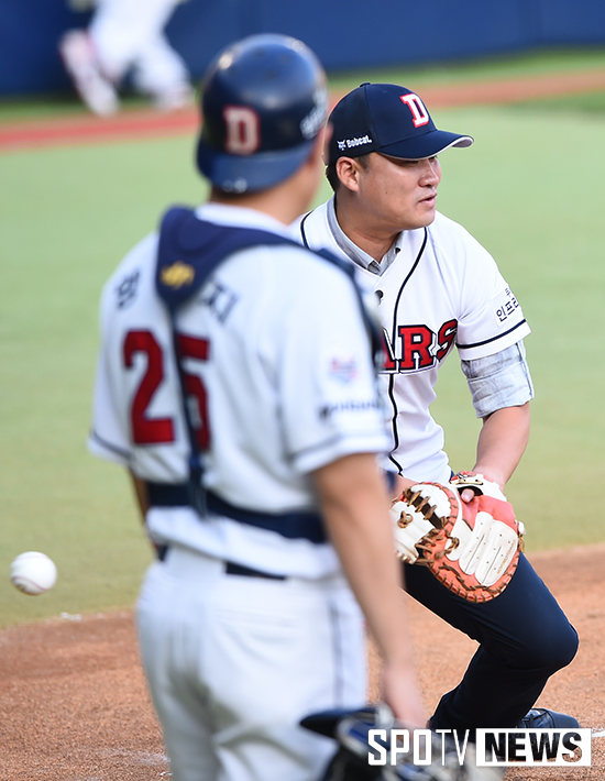 [포토S] 진필중 해설위원 '잡기 어려운 시구' | 기사상세 | iMBC 연예