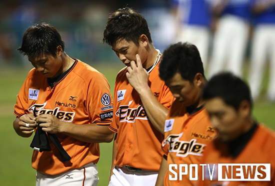 [포토S] 패배 한화 '아쉬운 경기 마치고'