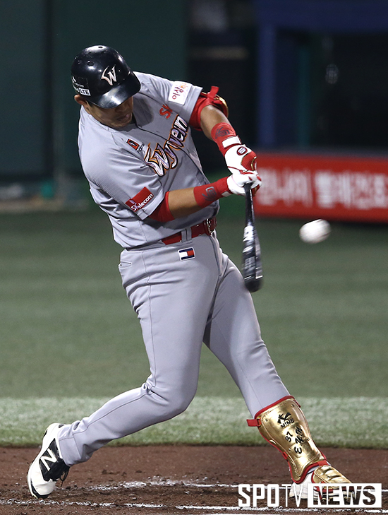 [포토S] 안타 날리는 SK 정의윤