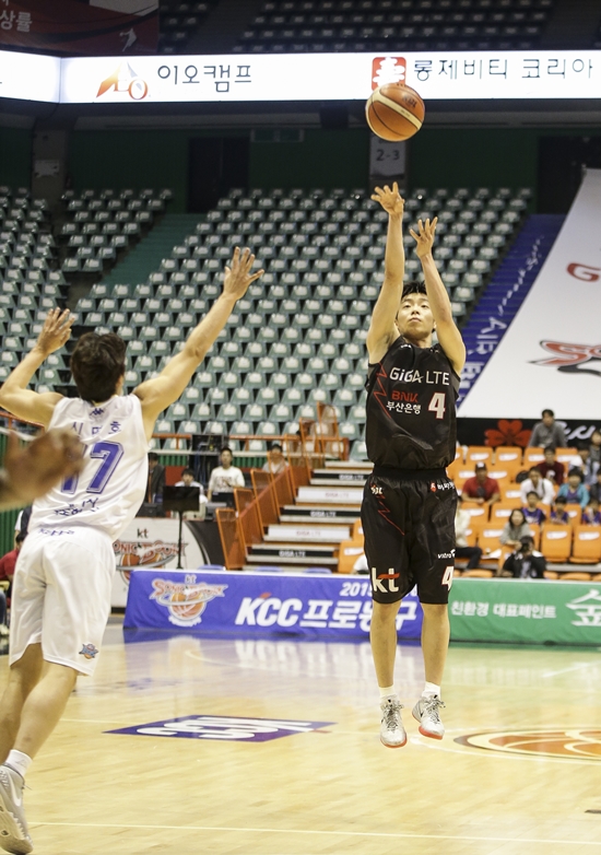 '이재도-심스 47점 합작' KT, KCC 꺾고 3연패 탈출