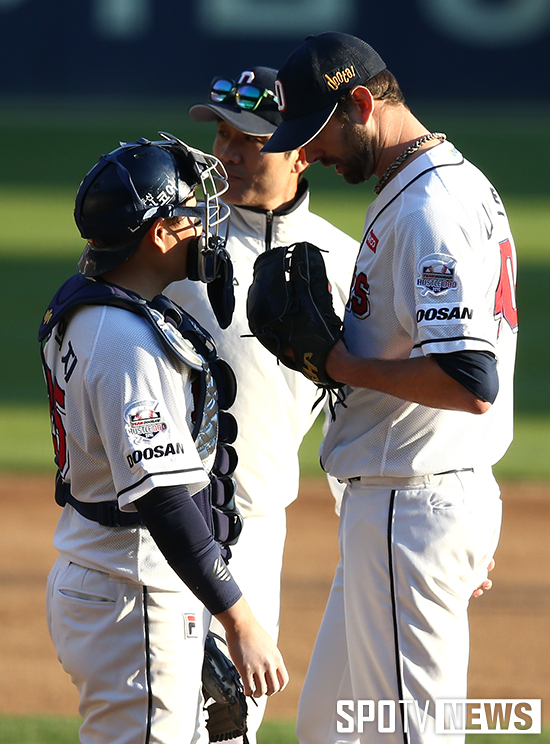 [포토S] 니퍼트 '양의지, 승리를 마무리 하자'