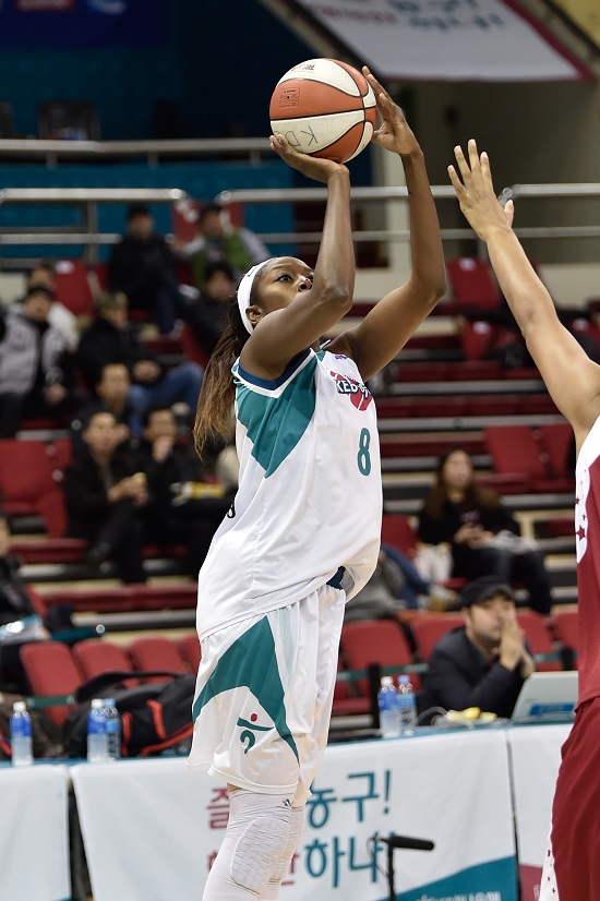 [WKBL] '모스비 24점' 하나은행, KDB생명 꺾고 첫 6연승
