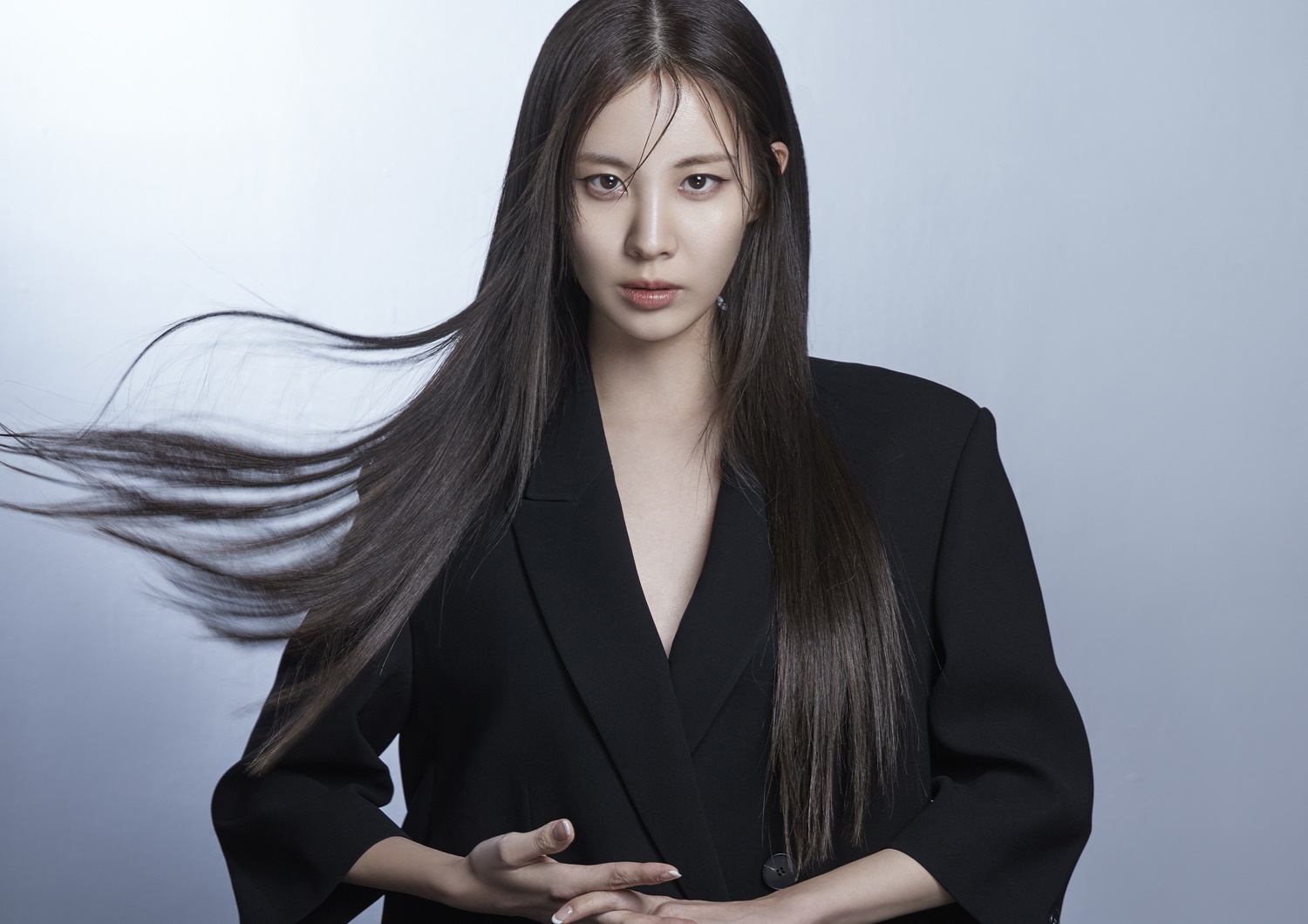 서현 팔색조 매력 담긴 화보 비하인드 스틸 공개