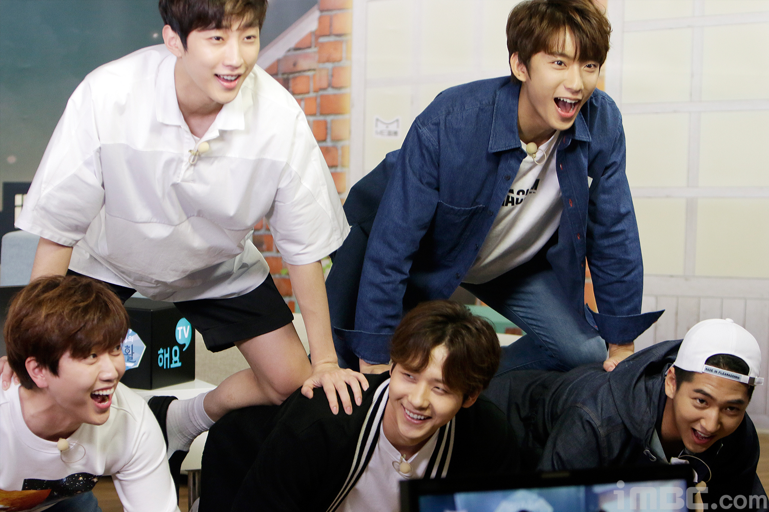 [비하인드] '해요TV-B1A4의 사생활' 웃느라 놓친 작은 부분까지 모~두 공개합니다 ①