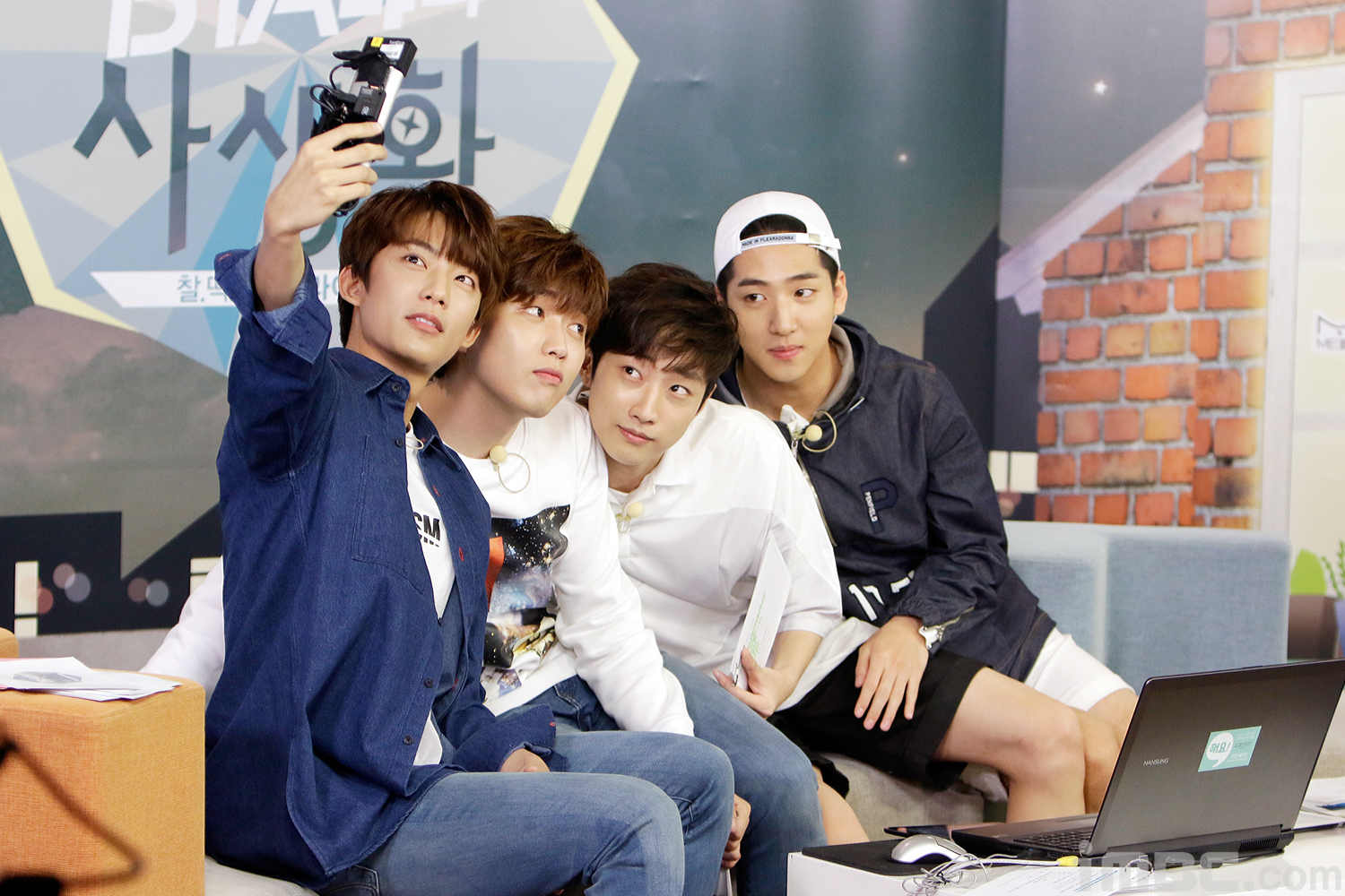 [비하인드] '해요TV-B1A4의 사생활' 웃느라 놓친 작은 부분까지 모~두 공개합니다 ①