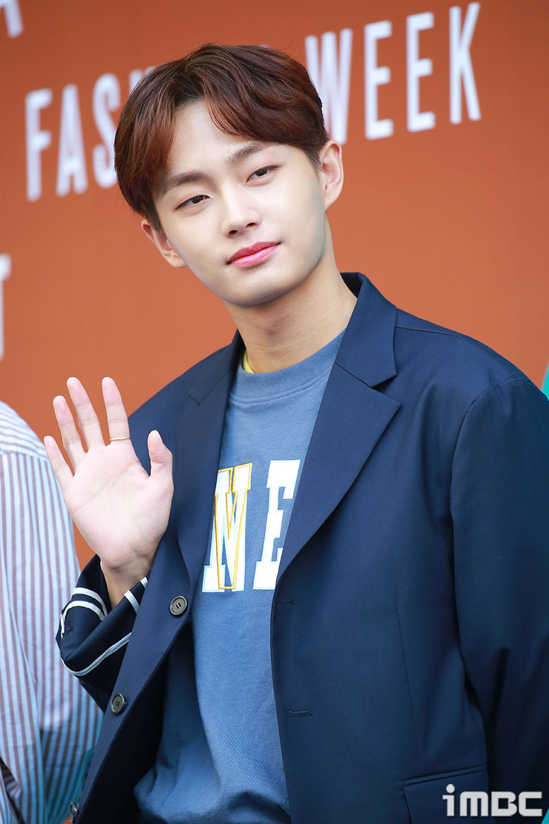 [포토] JBJ 김용국, 가느다란 눈매가 매력적인 인사