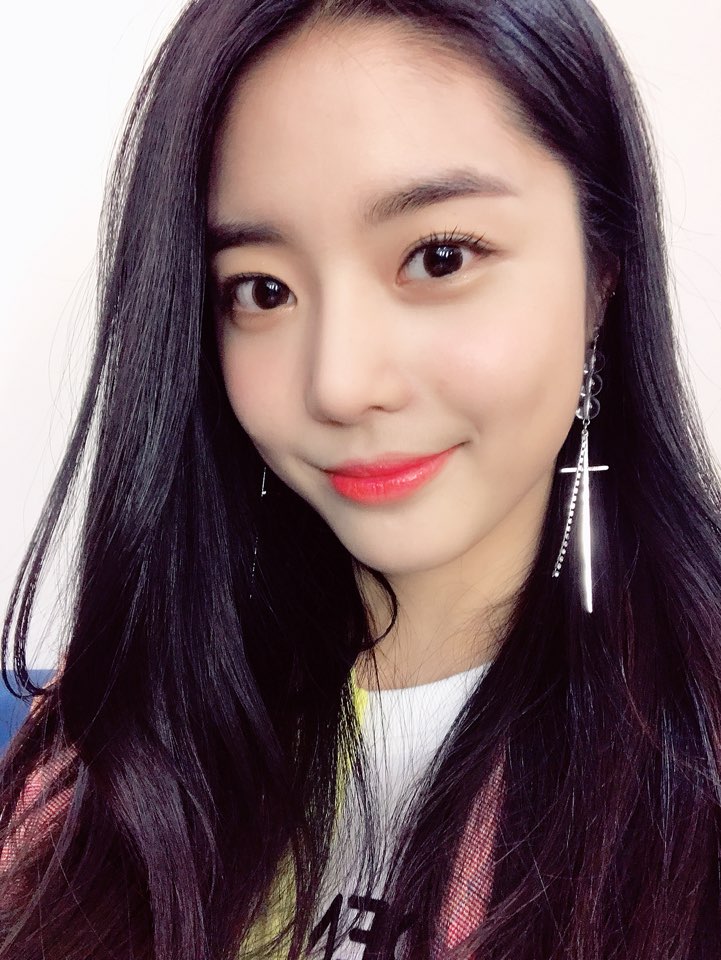 ‘주간아이돌2 보너스베이비 문희 오픈 파티 출격 대기실 인증샷 ‘시선강탈