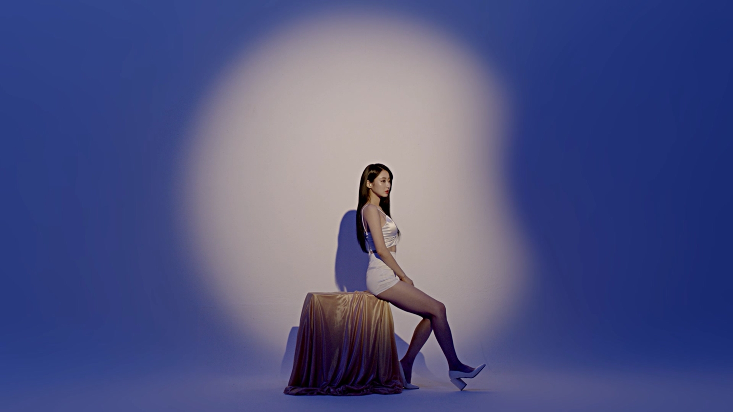 경리 솔로 데뷔곡 어젯밤 Mv 티저 영상 공개 숨막히는 뒤태 백리스룩 눈길