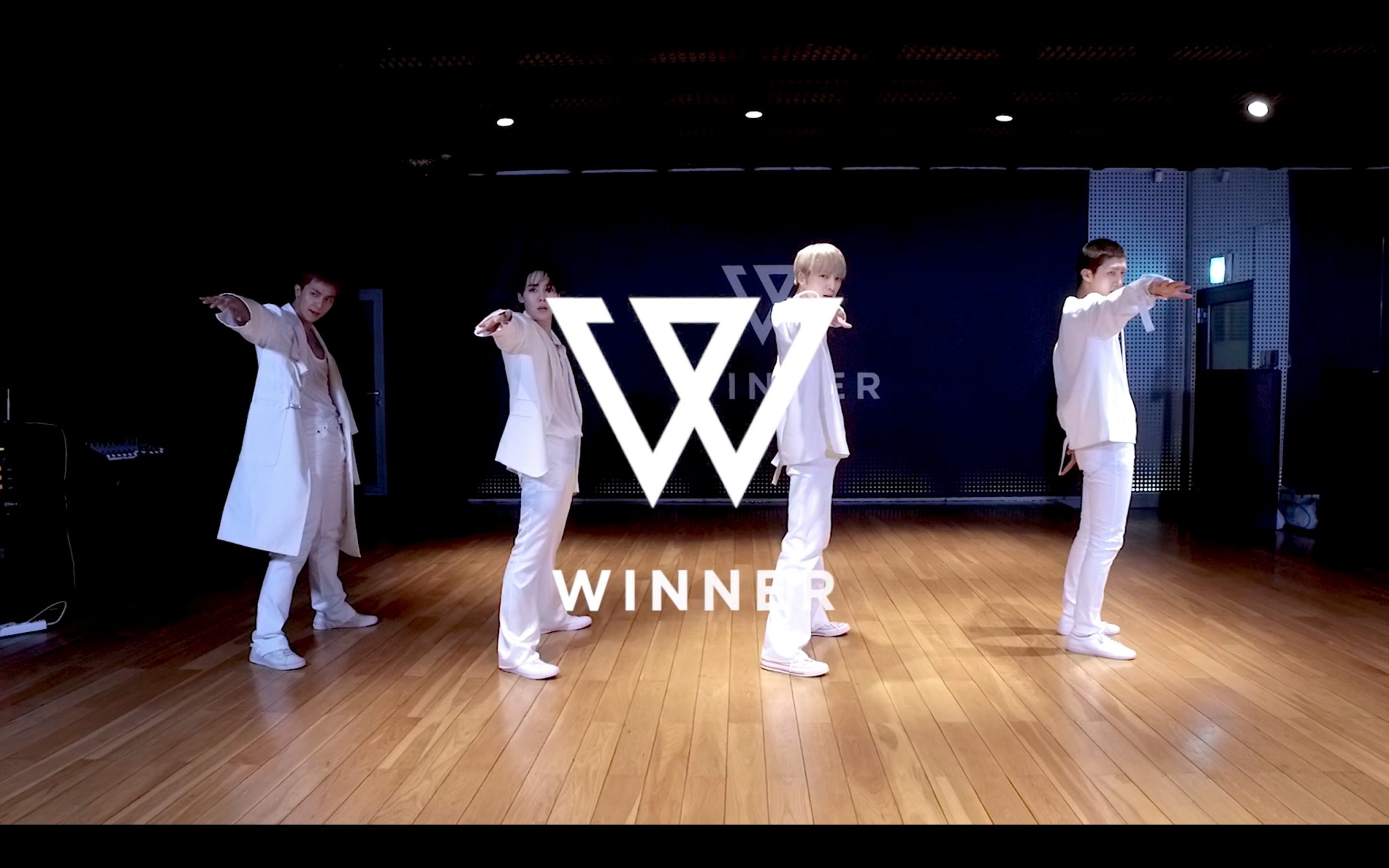 위너, 신곡 'SOSO' 안무 영상 공개! 카리스마 넘치는 칼군무 '눈길'