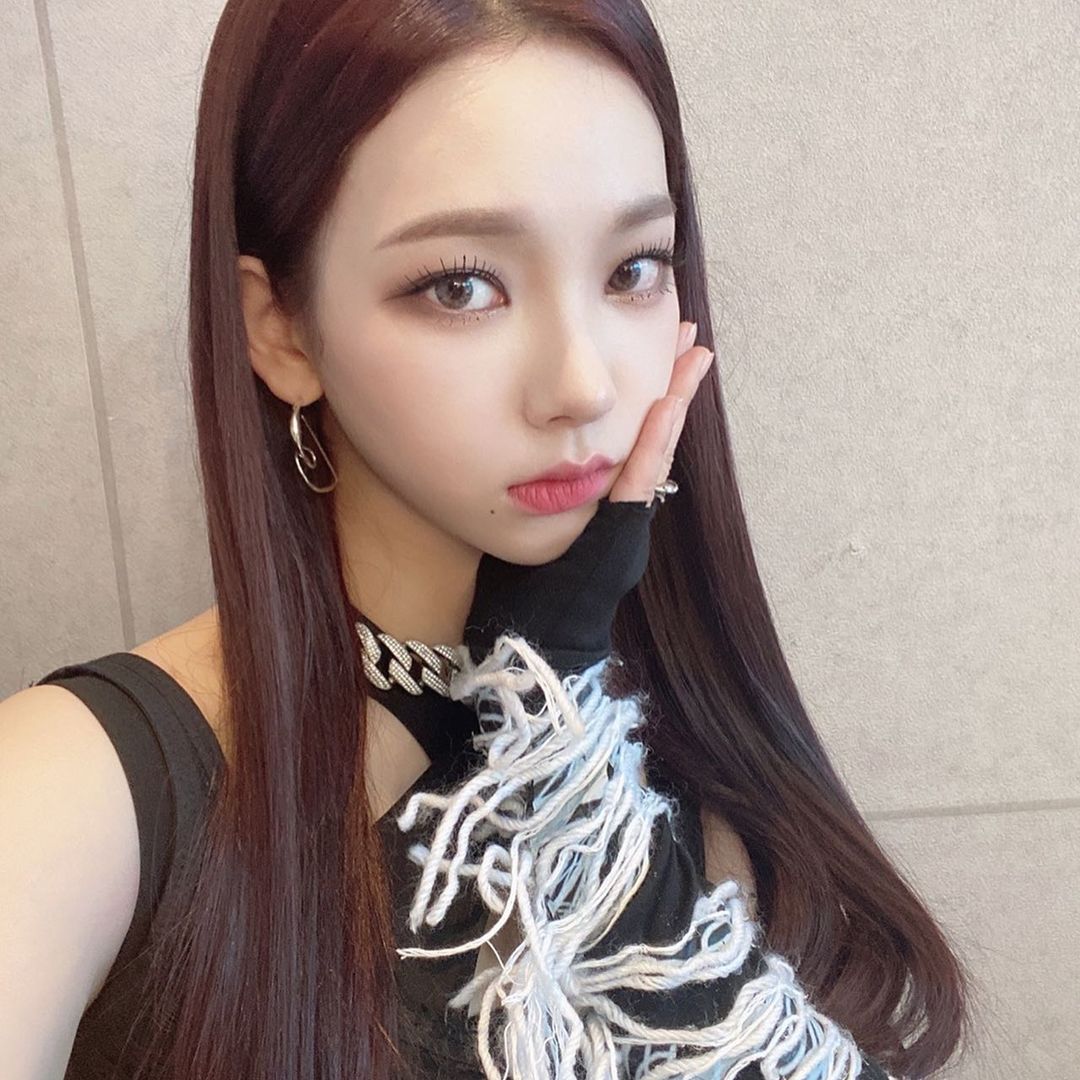 에스파 카리나, 치명적인 고양이 눈빛 섹시美 자랑 [인스타]