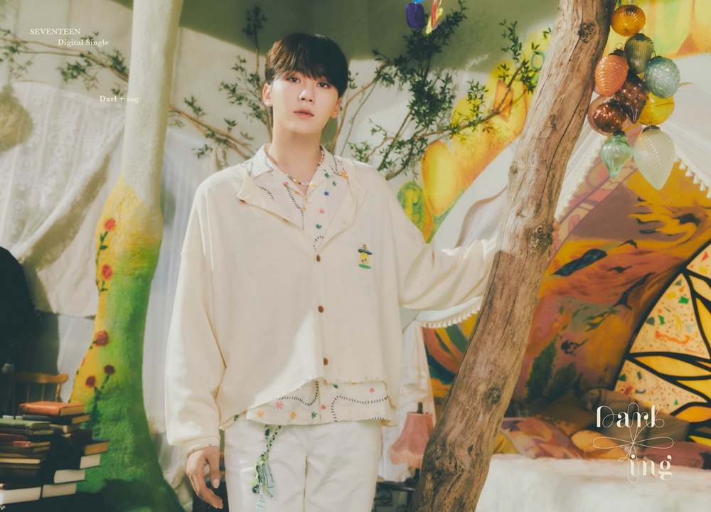세븐틴, ‘Darl+ing’ 콘셉트 포토 공개...따뜻한 봄기운 가득