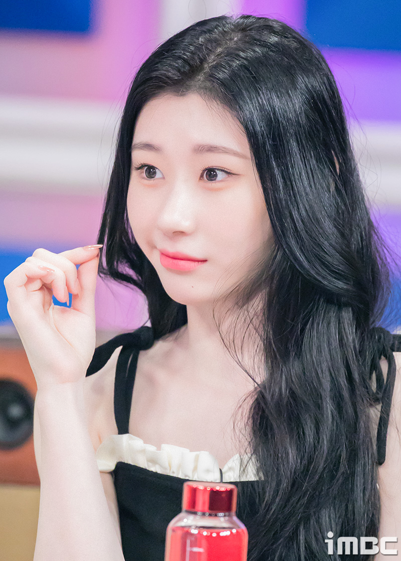 [움짤] 채령, 웃어? 은은하게 웃긴 텐션 (라디오스타 B하인드②)