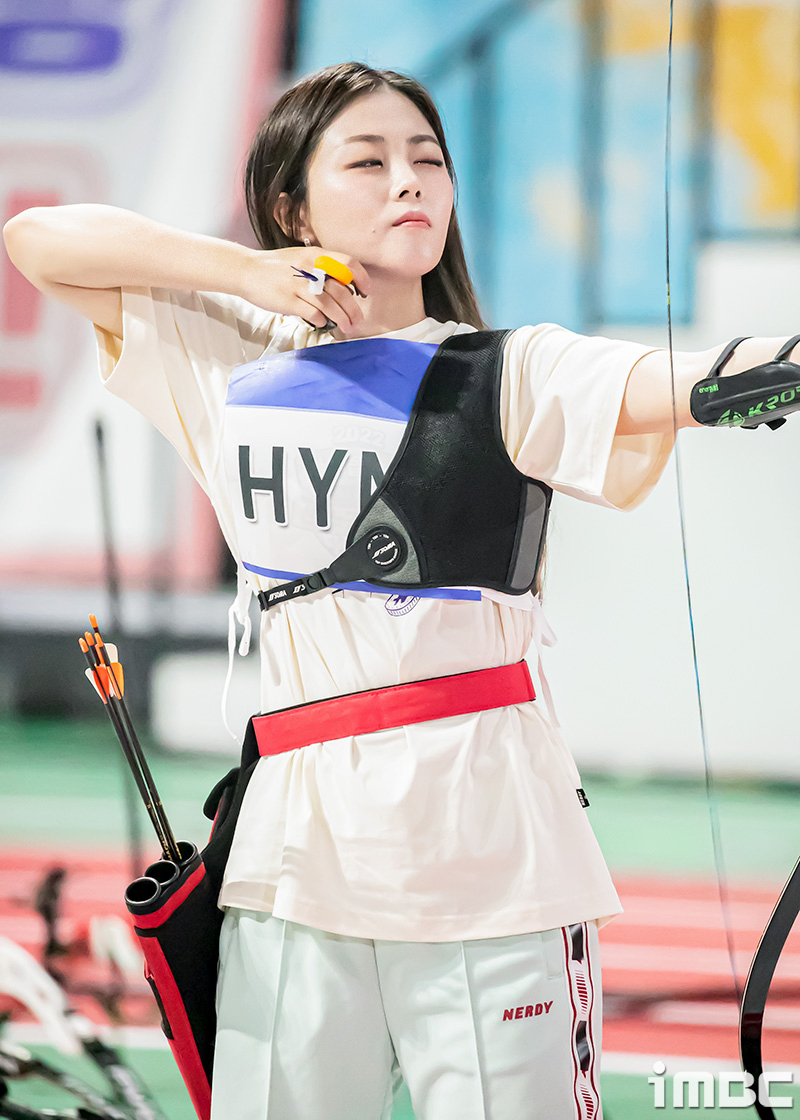 [움짤] HYNN, 흰 쏴야G~ (아육대 B하인드)