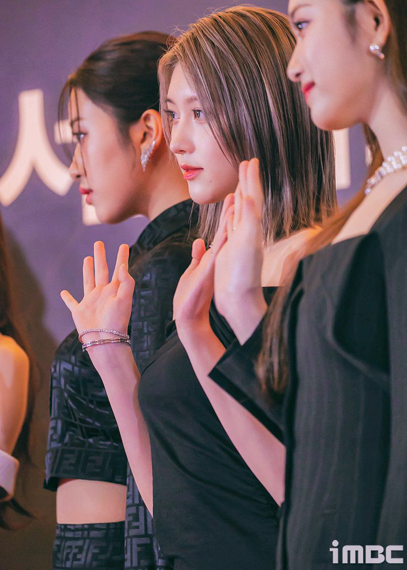 [아이브] [움짤] 아이브, ROYAL 블랙 퀸즈 : MLBPARK