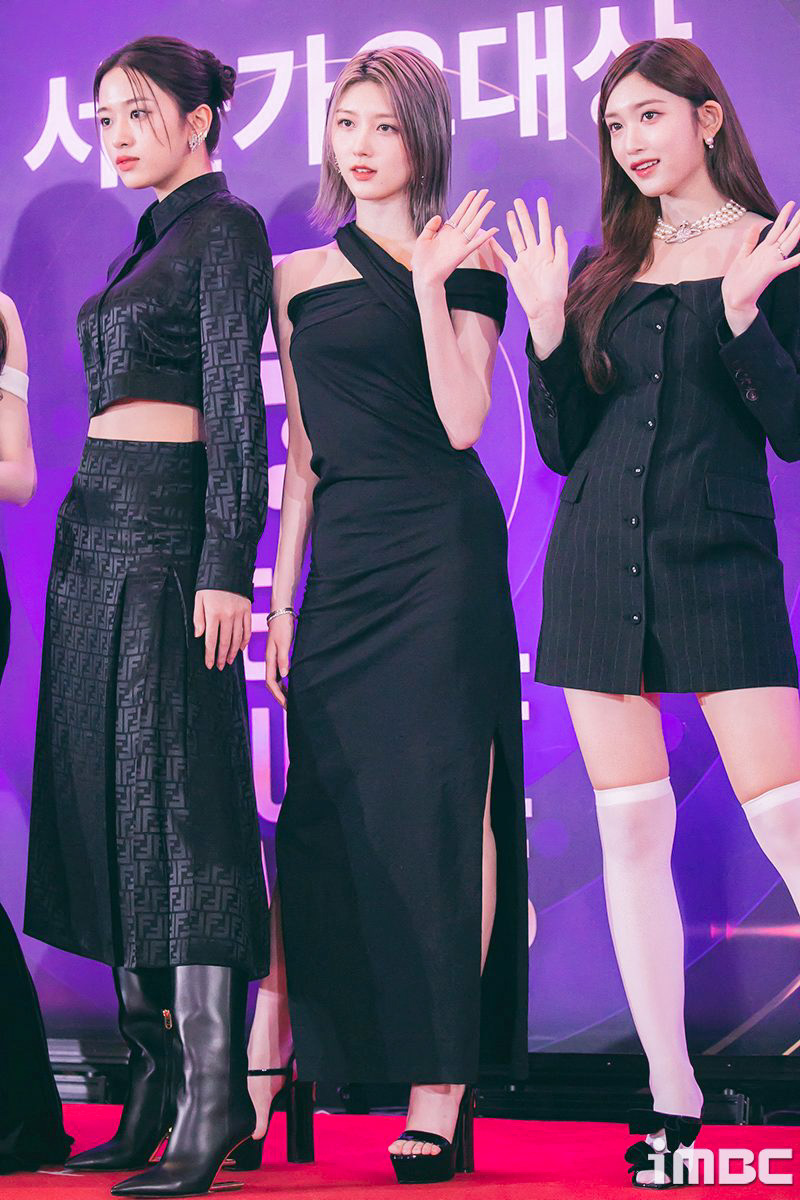 [아이브] [움짤] 아이브, ROYAL 블랙 퀸즈 : MLBPARK