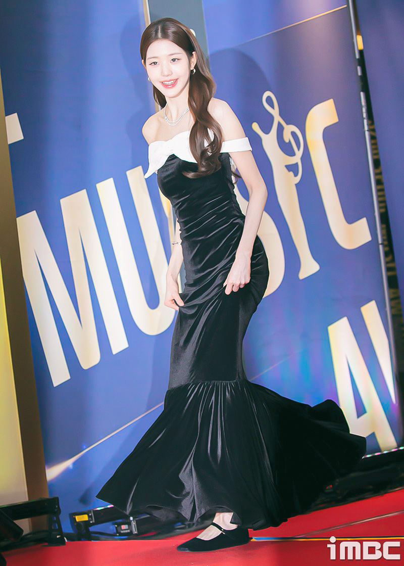 [아이브] [움짤] 아이브, ROYAL 블랙 퀸즈 : MLBPARK