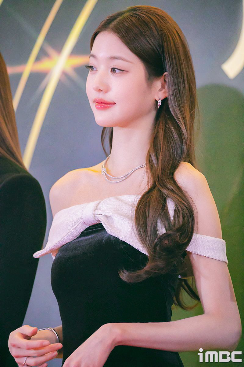 [아이브] [움짤] 아이브, ROYAL 블랙 퀸즈 : MLBPARK