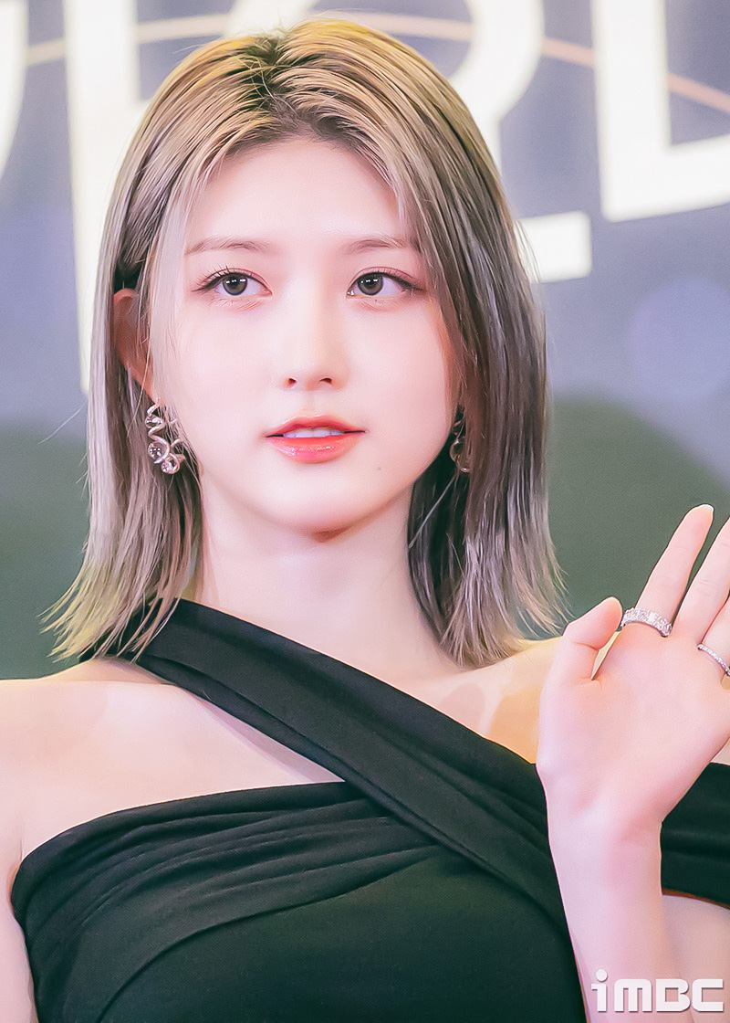 [아이브] [움짤] 아이브, ROYAL 블랙 퀸즈 : MLBPARK