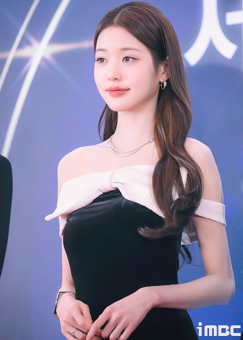 [아이브] [움짤] 아이브, ROYAL 블랙 퀸즈 : MLBPARK