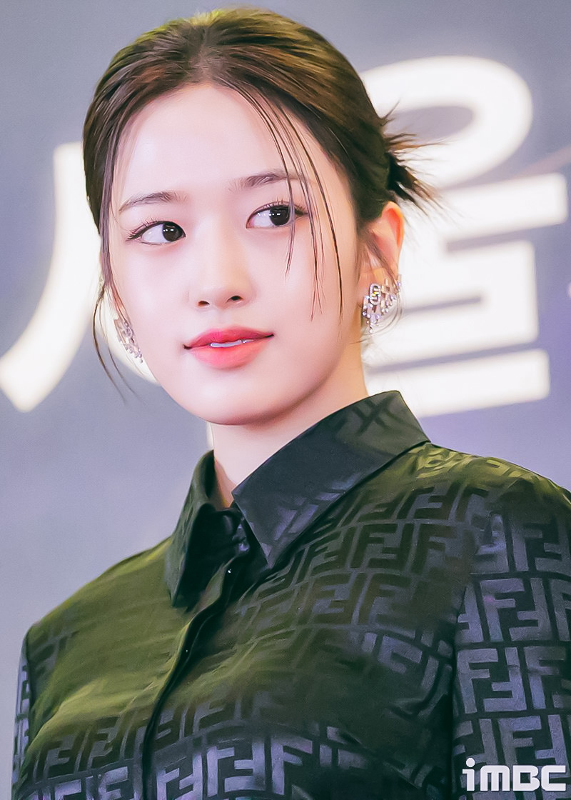 [아이브] [움짤] 아이브, ROYAL 블랙 퀸즈 : MLBPARK