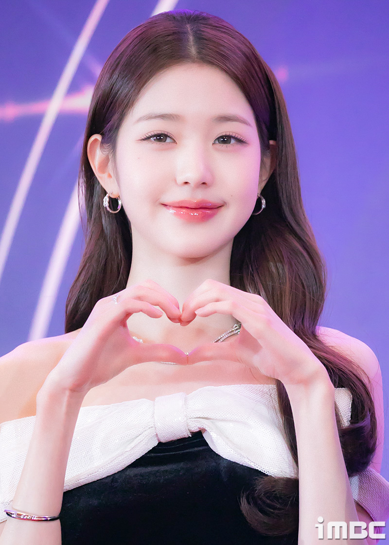 [아이브] [움짤] 아이브, ROYAL 블랙 퀸즈 : MLBPARK