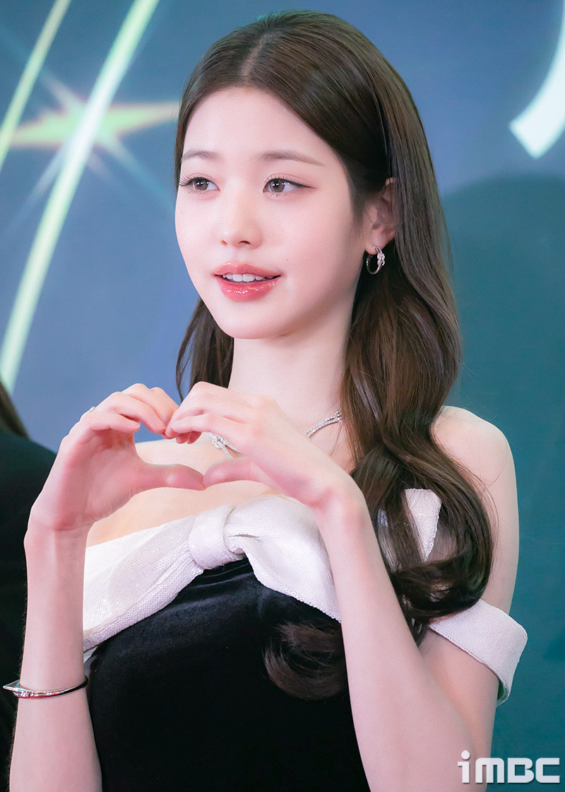 [아이브] [움짤] 아이브, ROYAL 블랙 퀸즈 : MLBPARK