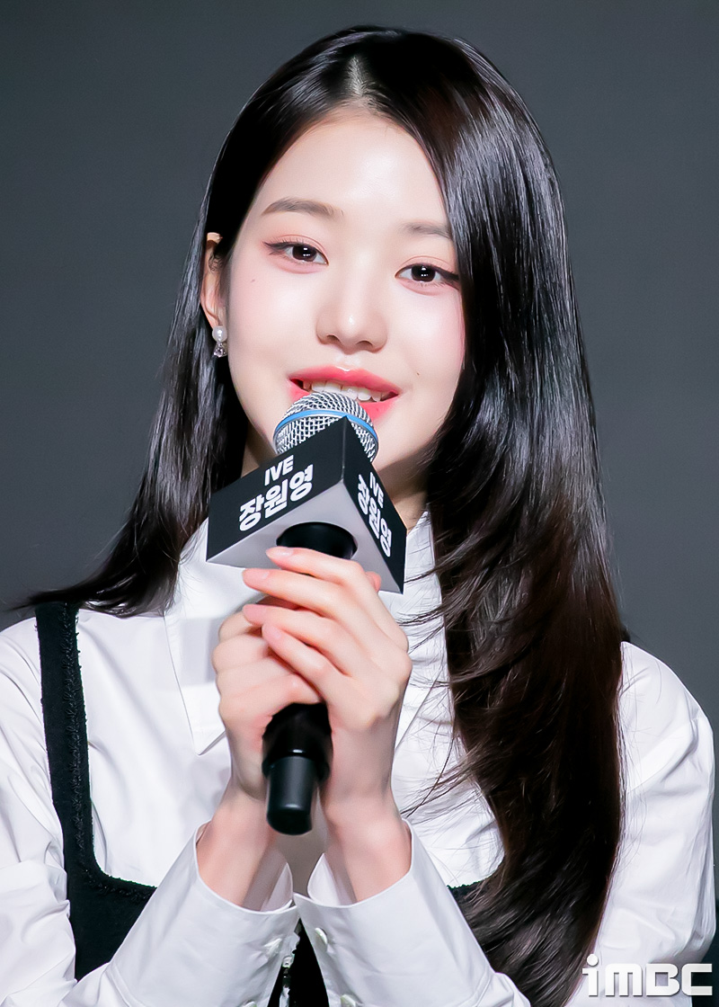 [포토] 아이브 장원영 딸기 마이크