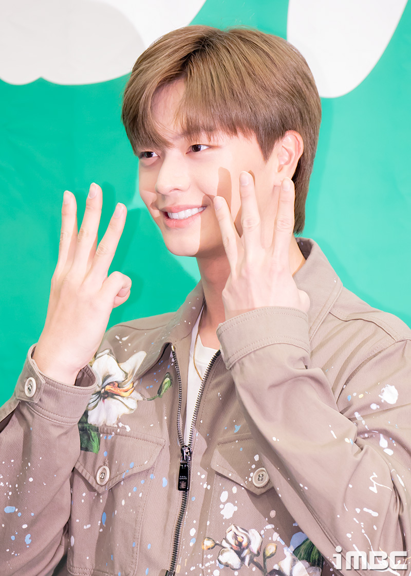 [포토] 비투비 육성재 꽃볼 바람~