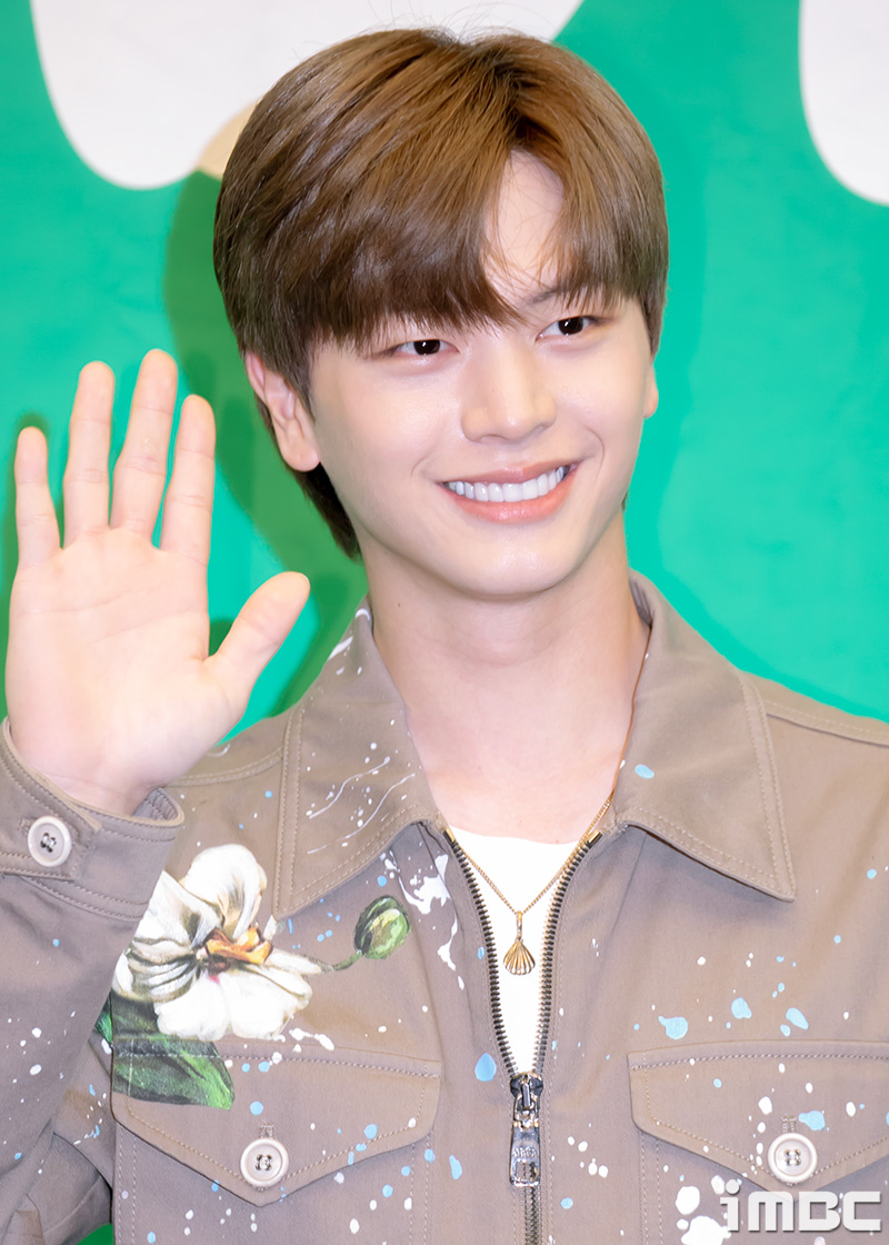 [포토] 비투비 육성재 꽃볼 바람~