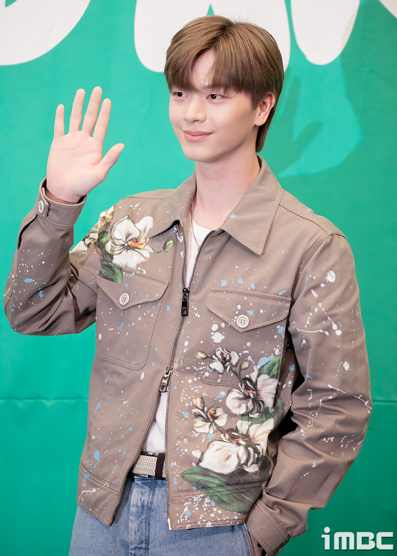 [포토] 비투비 육성재 꽃볼 바람~