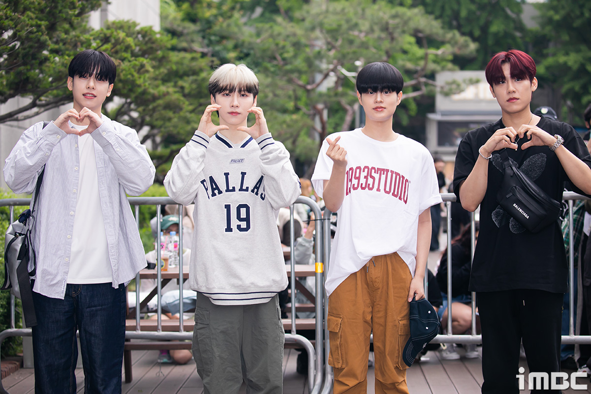 [포토] AB6IX 박우진, 볼하트로 상남자 무장해제