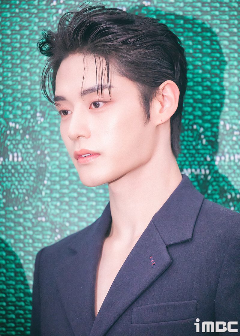 [움짤] ZB1 김지웅, 섹시 뱀파이어