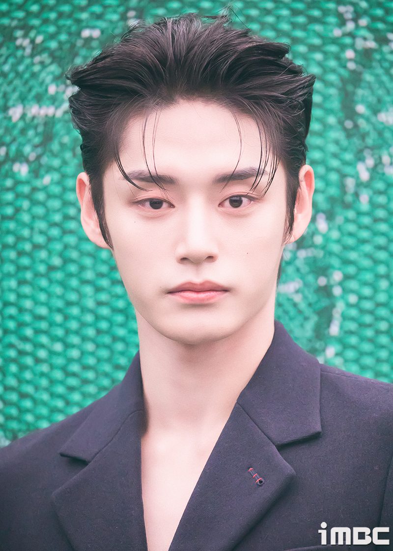 [움짤] ZB1 김지웅, 섹시 뱀파이어