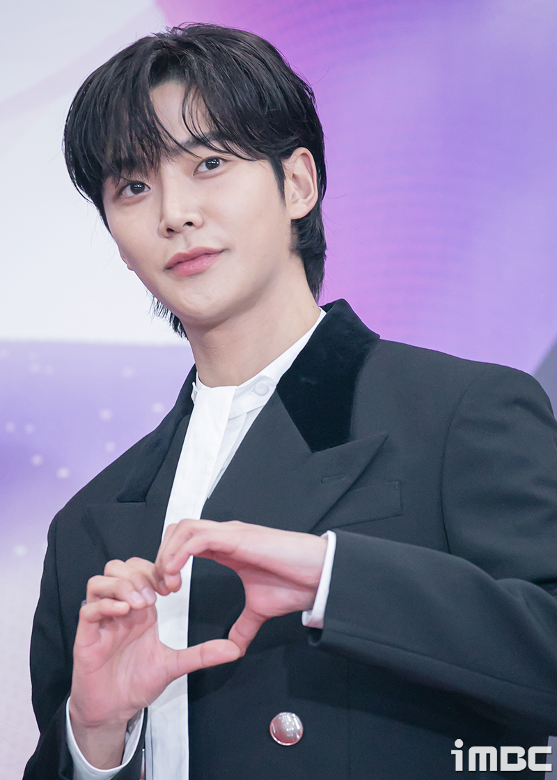 [포토] 로운, 판타지 MC | 기사상세 | iMBC 연예