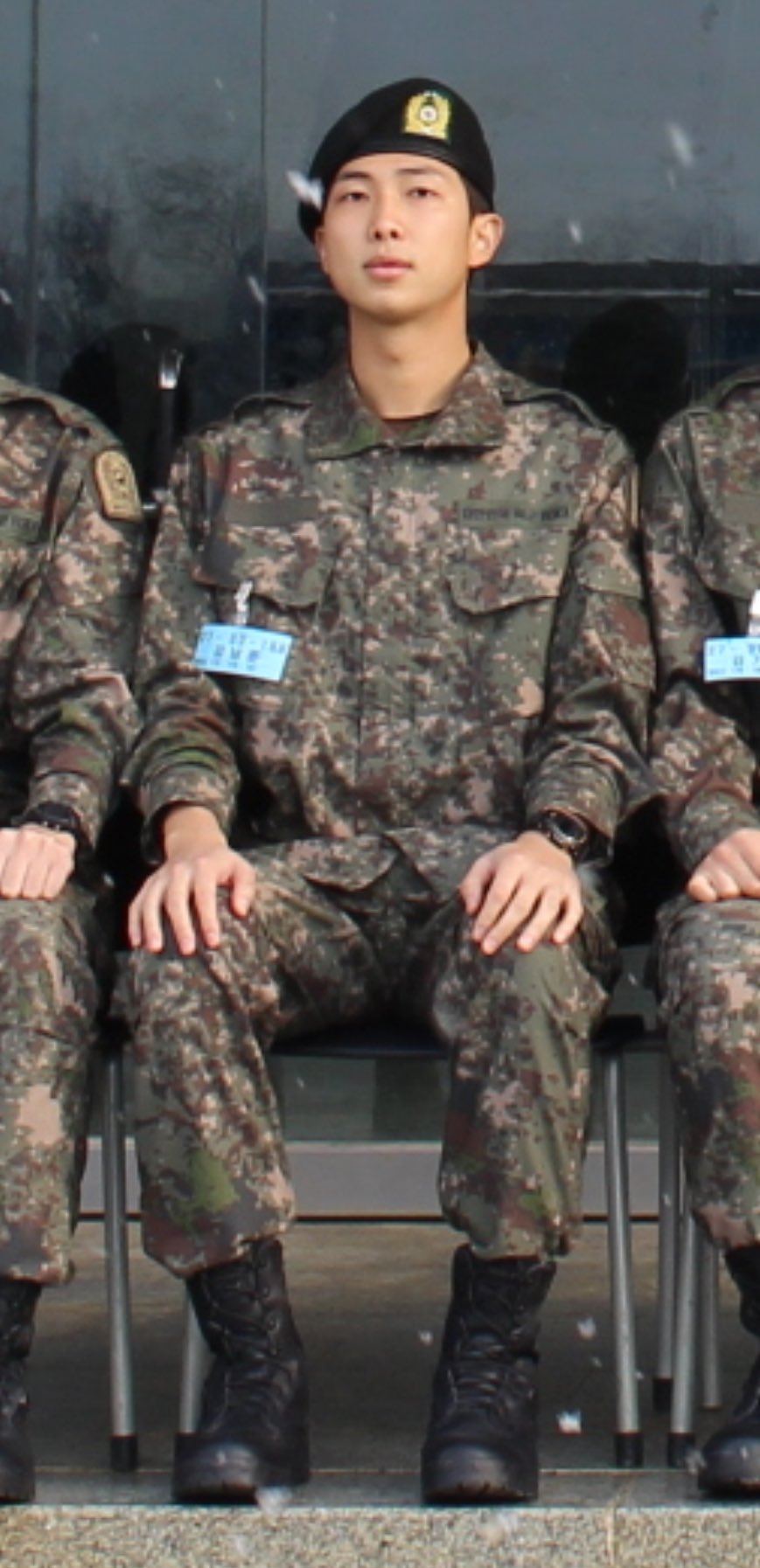 뷔, 군복 입어도 카리스마 가득한 눈빛. RM도 군기 가득! [소셜in]