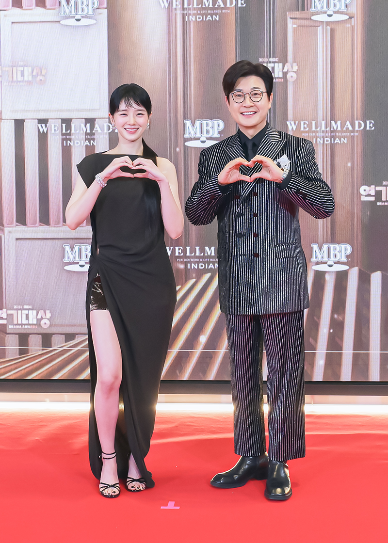 [포토] 박규영-김성주, '2023 MBC 연기대상' MC