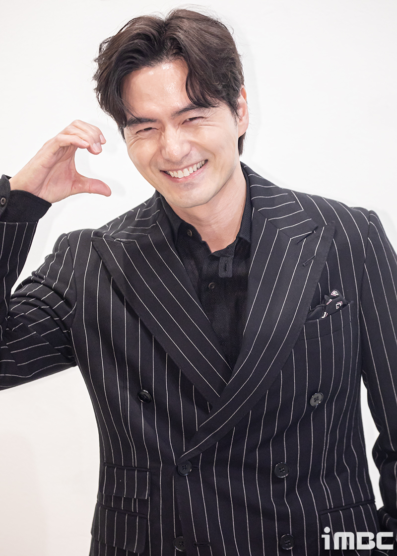 [포토] 이진욱, 남자는 핑크 잖아요~