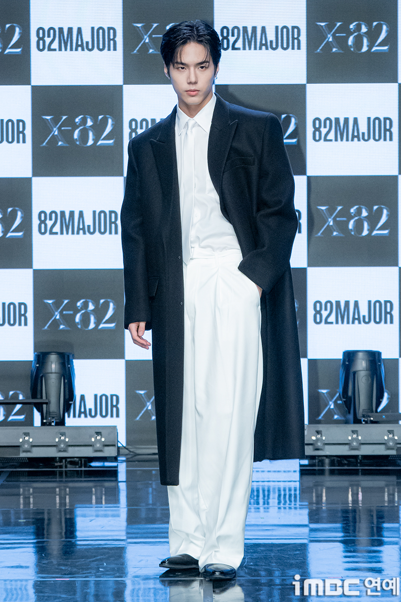 [포토] 82메이저 황성빈, 눈빛으로 플러팅